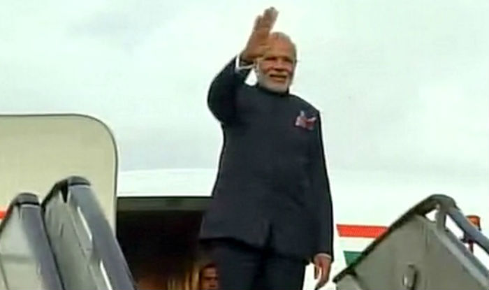 Prime Minister Narendra Modi reaches Lahore airport to meet Nawaz ...