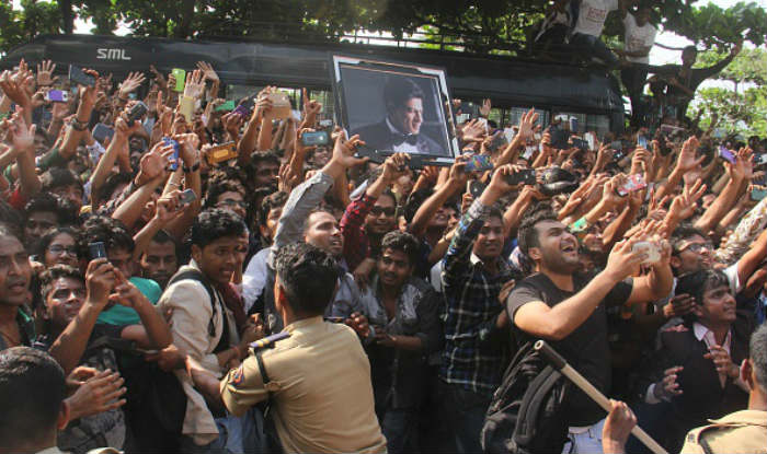 Shah Rukh Khan & movie FAN Trailer thrills overseas fans! Watch review ...