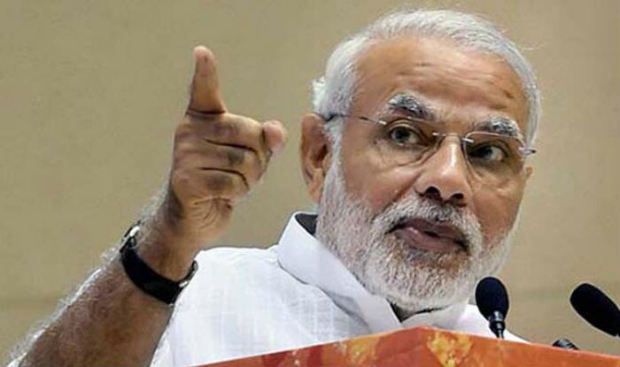 Narendra Modi breaks bread with Indian blue collar workers | India.com