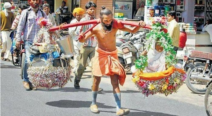 Meet modern Shravankumar who has been carrying his blind mother on his ...