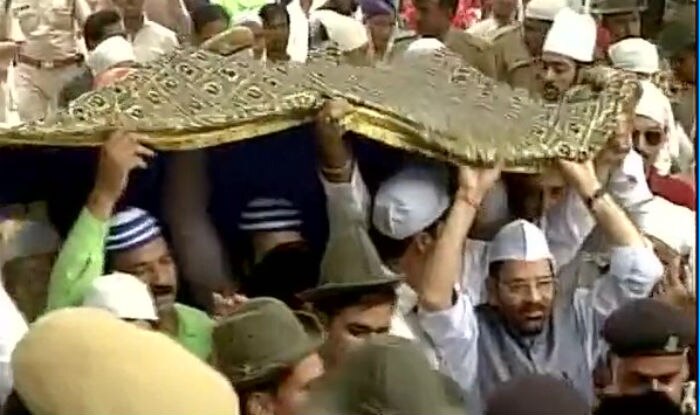 Chadar offered on behalf of Narendra Modi at Chishti’s Dargah | India.com