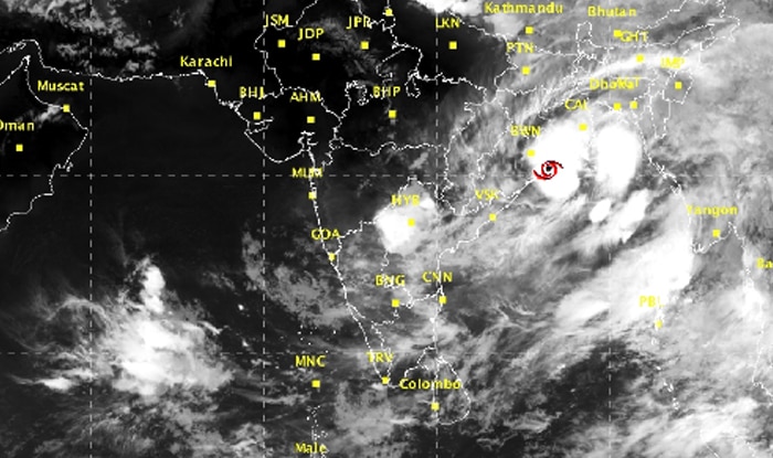 Bangladesh flee cyclone roanu killed 24, create 5 lakh homeless ...