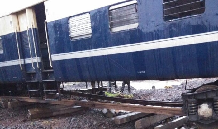Maharashtra: 69169 Surat-Nandurbar MEMU train derails near Nadurbar; 12 ...