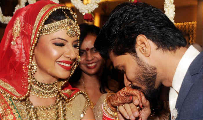 Sambhavna Seth shares cute picture with husband Avinash Dwivedi on ...