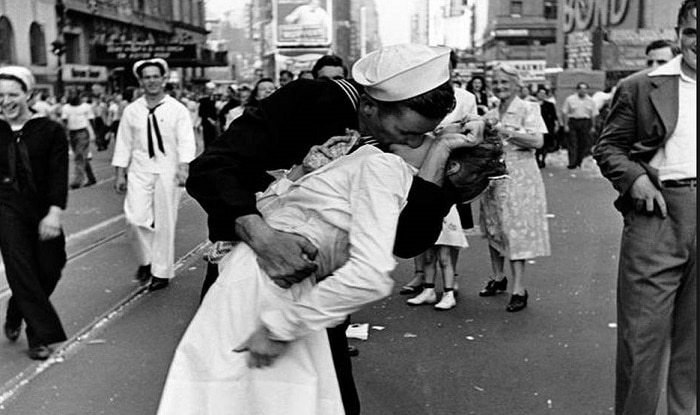 Nurse kissed in iconic World War II photo dies | India.com