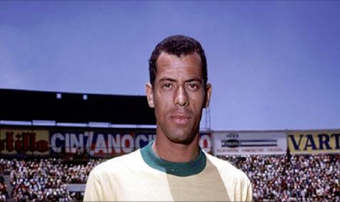 Iconic Brazil footballer Carlos Alberto passes away | India.com