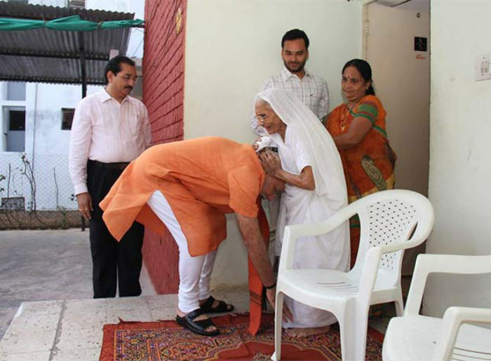 PM Narendra Modi with his mother Heeraben Modi: 11 cute pictures of ...