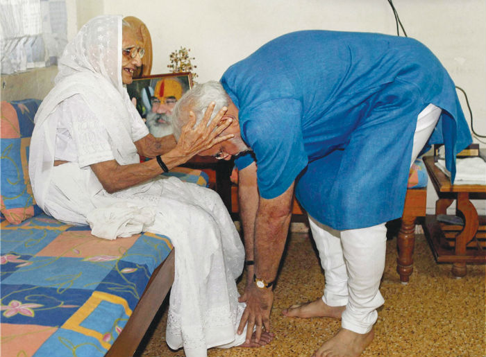 PM Narendra Modi with his mother Heeraben Modi: 11 cute pictures of ...
