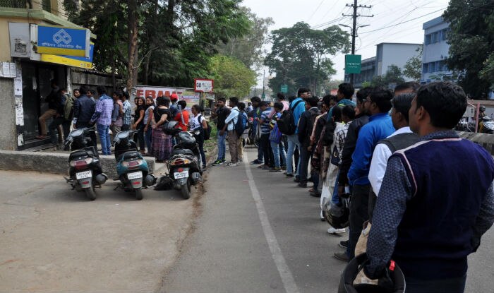 Long queues of cash-strapped customers at ATMs in Mumbai | India.com