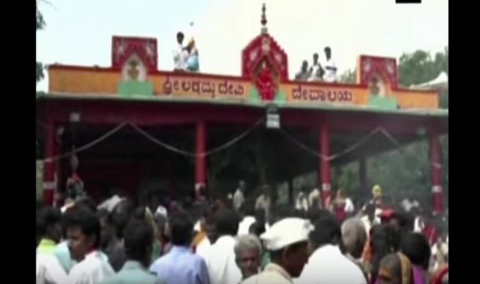 Karnataka:Footwear festival celebrated at Lakamma temple|इस मंदिर में ...