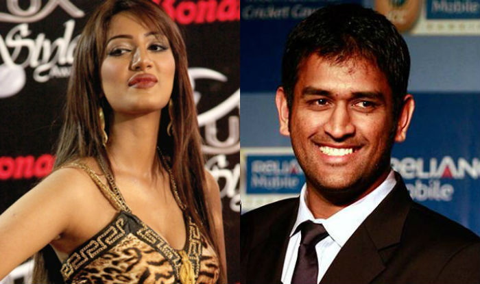 MS Dhoni signed an autograph for Pakistani model Mathira, when Pakistan ...