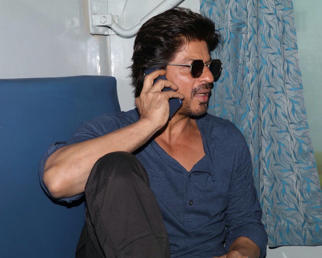 Raees star Shah Rukh Khan has begun his train journey- view HQ pics ...