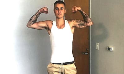 Justin Bieber Showing His Muscles Bieber Shows Off Muscles In Sexy