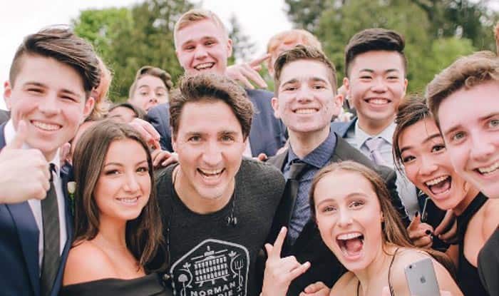 Canadian PM Justin Trudeau posed for a photograph with high school ...