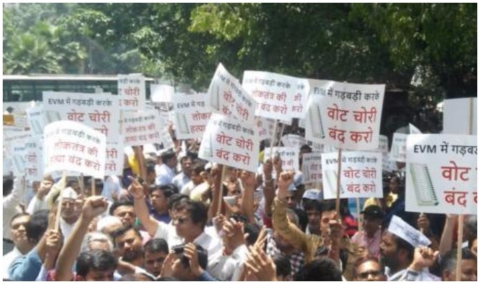 aap evm protest at election commission office | हमारे इंजीनियर हैक कर ...