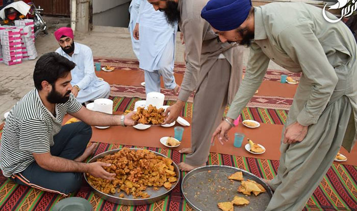 Pakistani Sikh men promote religious harmony by distributing ‘Iftar’ to ...