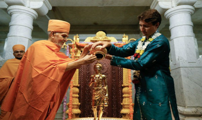 Canadian PM Justin Trudeau Performs Pooja in Indian Attire to Mark 10th ...