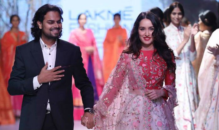 Shraddha Kapoor Looked Spectacularly Stunning Walking the Ramp at LFW ...