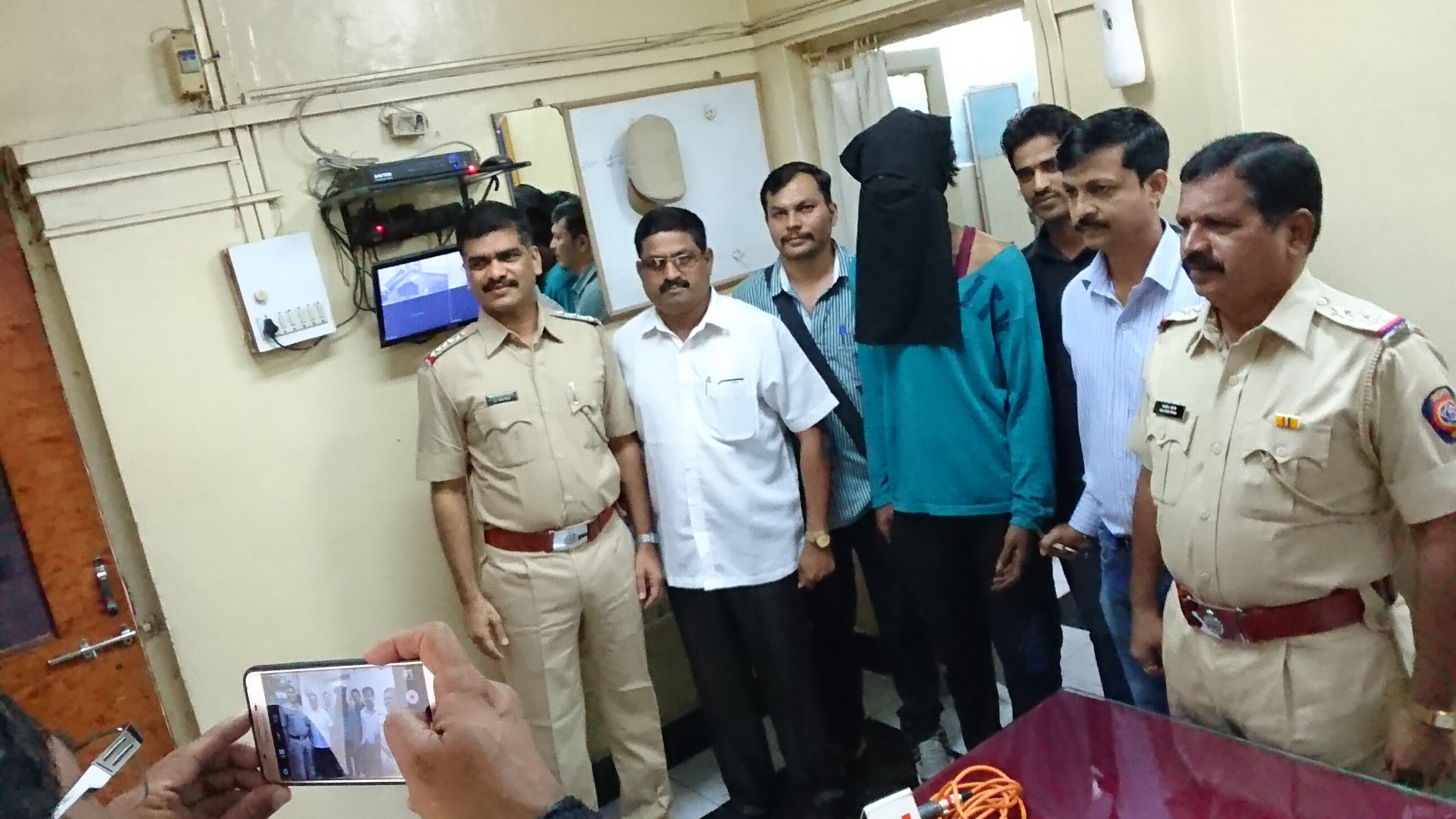 Railway Police At Its Best, Nabs Thieves Who Flicked Smartphones ...