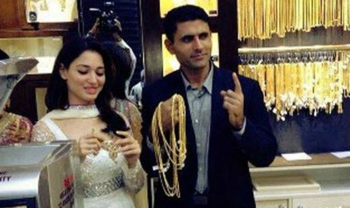 Tamannaah to Marry Abdul Razzaq? See Bahubali 2 Actress’ Viral Pic with ...