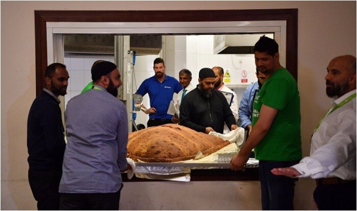 World's Largest Samosa 153 KG sets Guinness Record in London | लंदन में ...