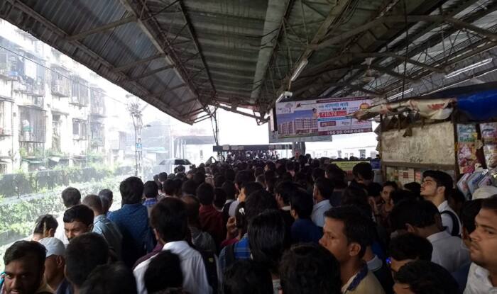 When Unexpected Rains in Mumbai Led to Overcrowding, Human Jam at ...