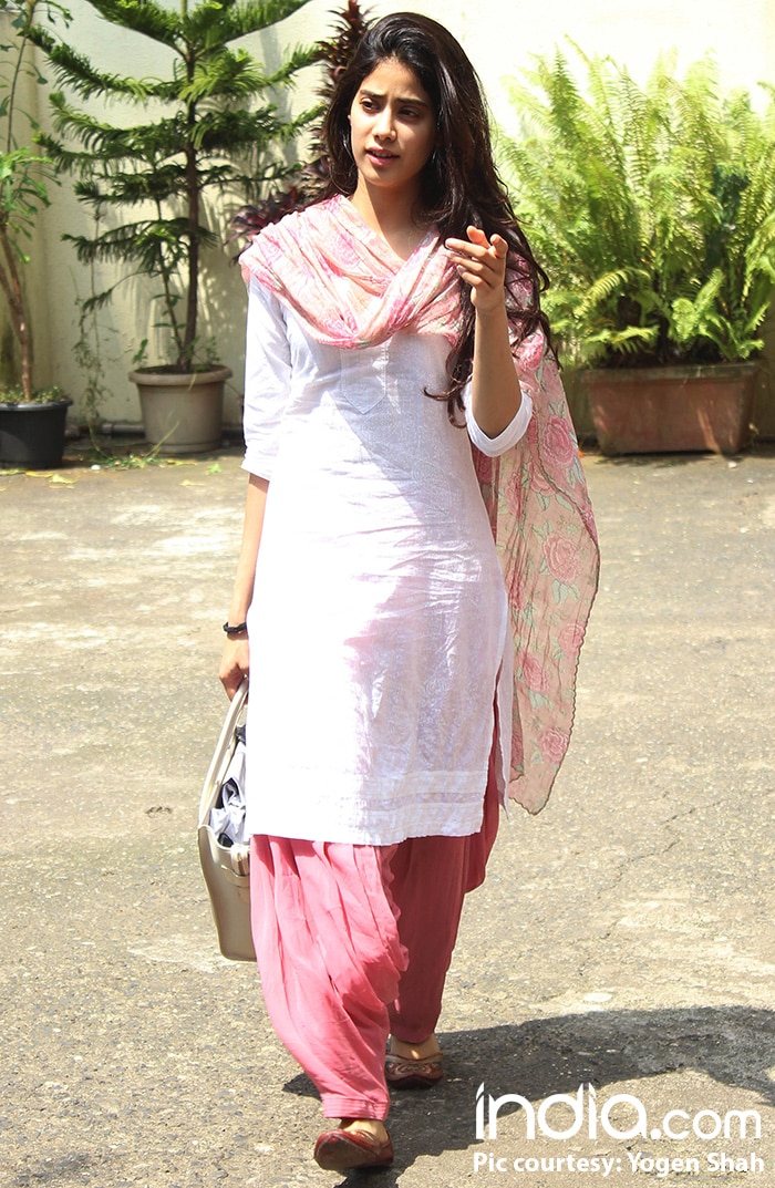Jhanvi Kapoor Proves That Simple Is The New Beautiful (View Pics ...