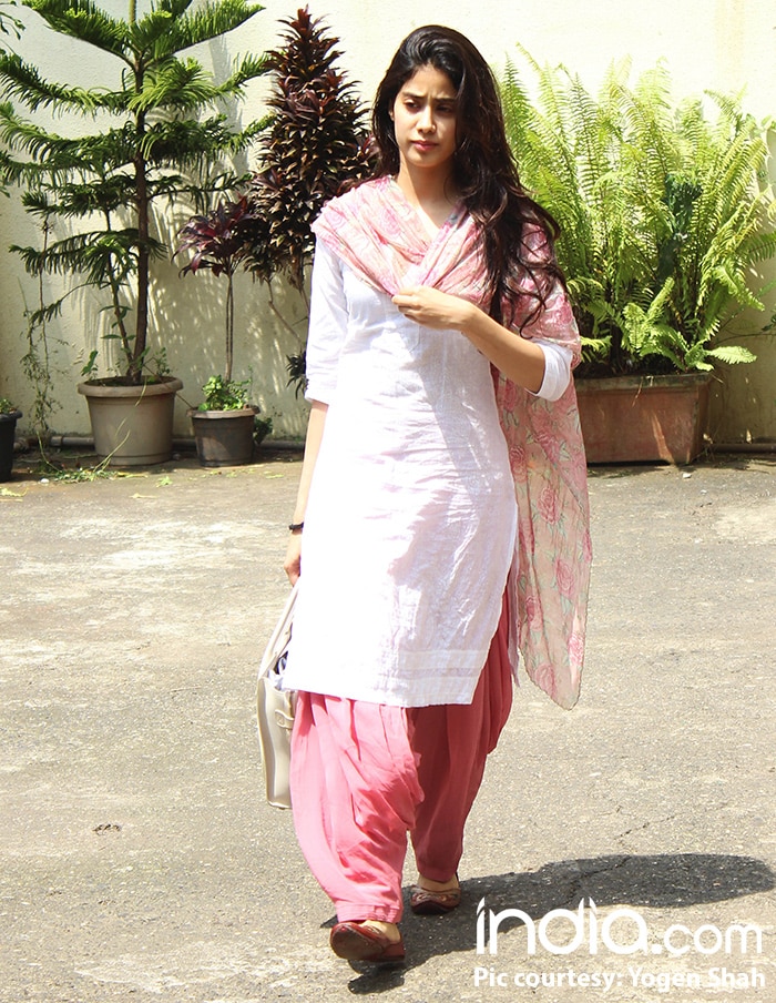 Jhanvi Kapoor Proves That Simple Is The New Beautiful (View Pics ...