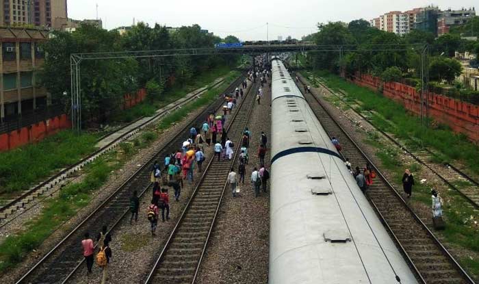 kalindi express stopped after seeing a rift in the rail track | पटरी ...