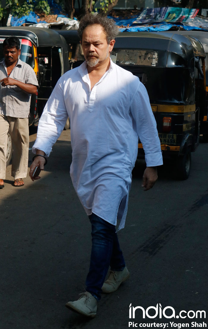 Neeraj Vora Funeral: Abhishek Bachchan, Paresh Rawal Bid The Actor ...