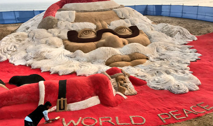 Sudarsan Pattnaik Creates “World’s Biggest” Santa Face in Sand on Puri ...
