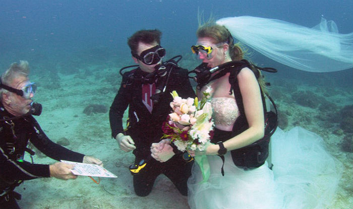 Couple Gets Married Underwater Where They First Met (Pictures) | India.com