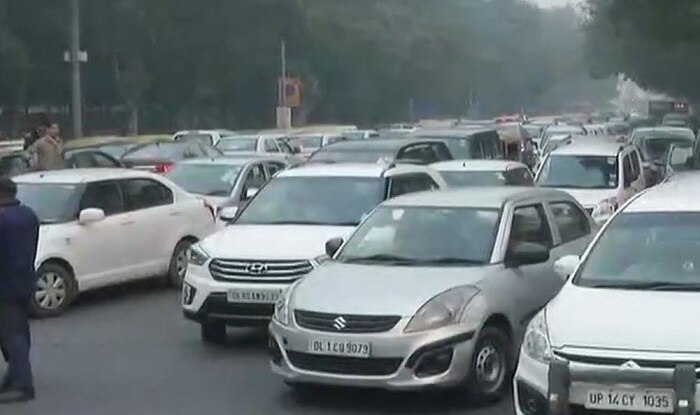 Delhi: Heavy Traffic at India Gate as Over 1 Lakh People Visit Iconic ...