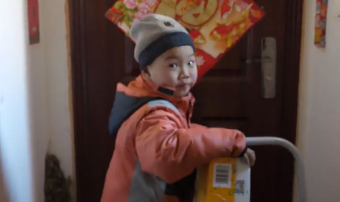 7 year old little Li become delivery boy in china, Debate starts over ...