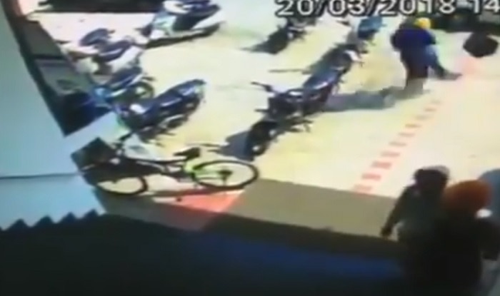 Caught on CCTV: Armed Robbers Flee After Looting Rs 18 Lakh From Man ...