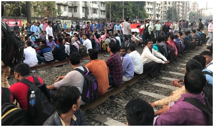Mumbai local trains affected due to student agitation | मुंबई में ...