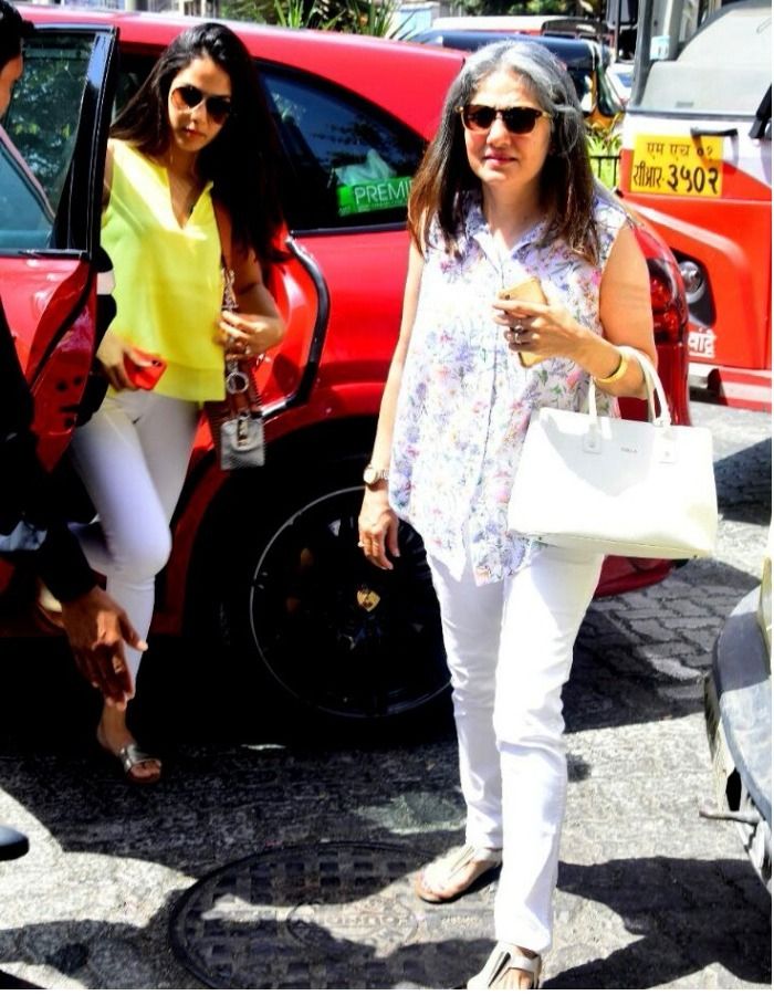 Janhvi Kapoor is All Smiles As She Steps Out For Lunch With Ishaan ...