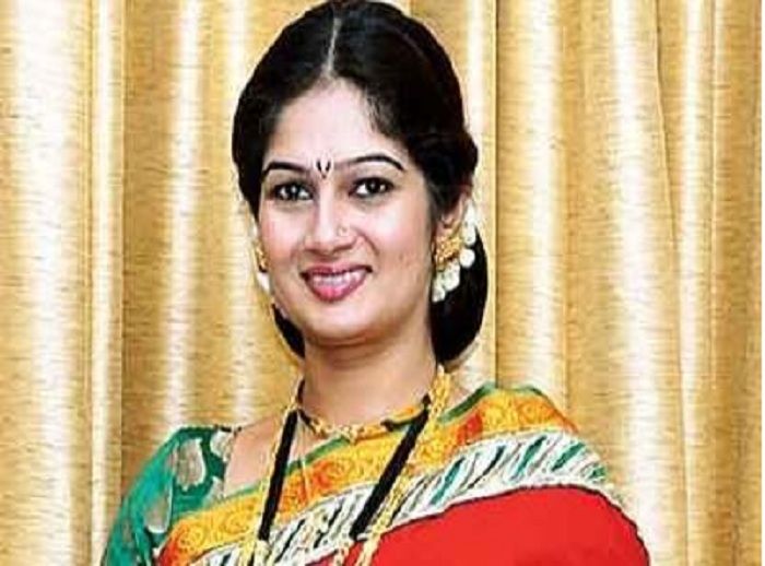 Bigg Boss Marathi : Resham Tipnis Revealed The Number Of Cats She Owns ...