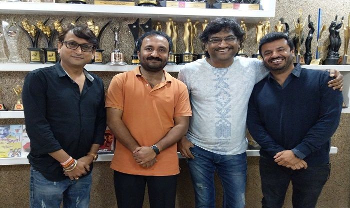 'सुपर30' फिल्म के संगीतकारों से मिले आनंद कुमार, गीत सुनकर हुए खुश ...