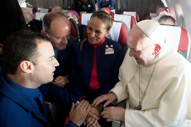 This Couple Got Married on a Fight Over Chile, By the Pope! | India.com