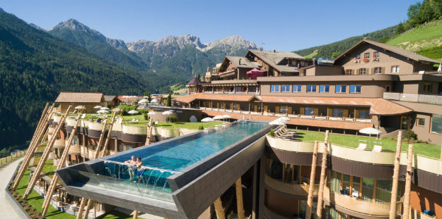 This high infinity pool overlooking Italy’s Dolomites makes you feel ...