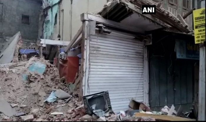 Gujarat: Three-storey Building Collapses in Vadodara, 1 Dead | India.com