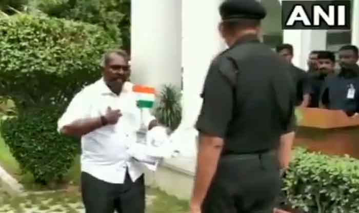 चाकू लेकर दिल्ली के केरल हाउस पहुंचा शख्स, सीएम विजयन अंदर मौजूद थे ...