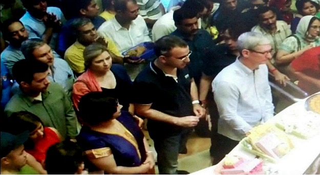 Apple CEO Tim Cook visits Mumbai’s Siddhivinayak Temple | India.com