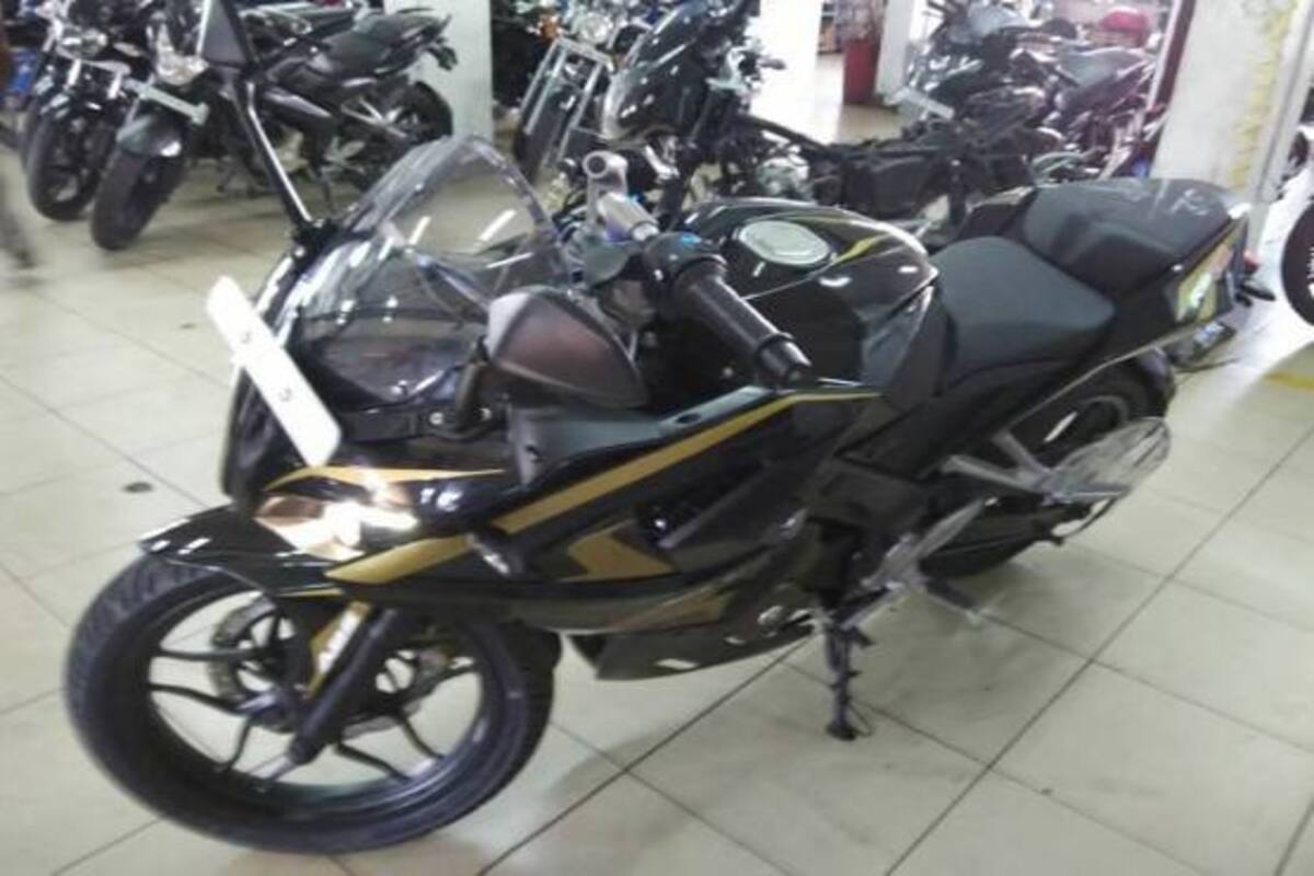 Bajaj Pulsar RS200 With Black-Gold Colour Scheme Spotted In, 47% OFF