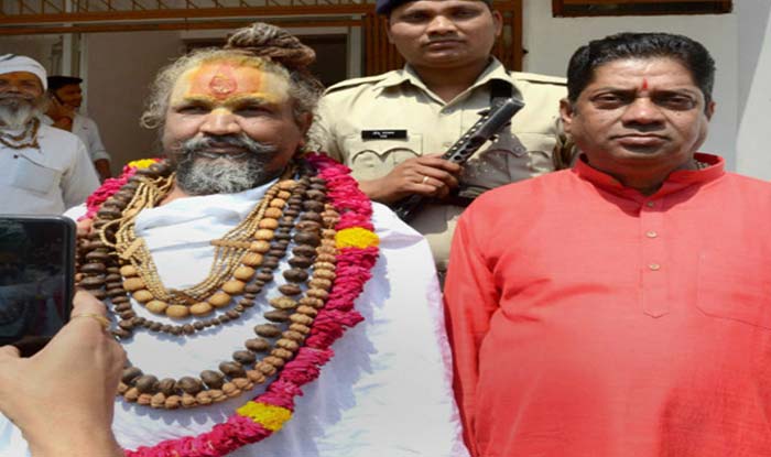 एमपी में अब कई बाबा विधानसभा के चुनावी अखाड़े में उतरने को तैयार, जानें ...