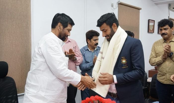 Union Food Minister Ram Vilas Paswan Felicitates Surendra Kumar, Member ...