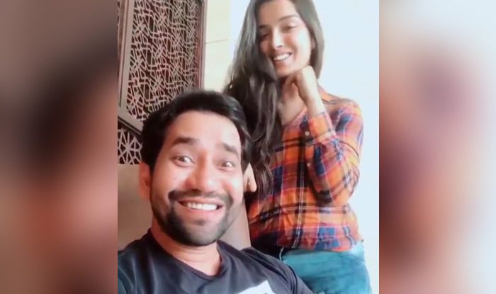 Bhojpuri Bombshell Amrapali Dubey Croons Betauwa Tohar Gor Hoi Ho For Dinesh Lal Yadav And He ...