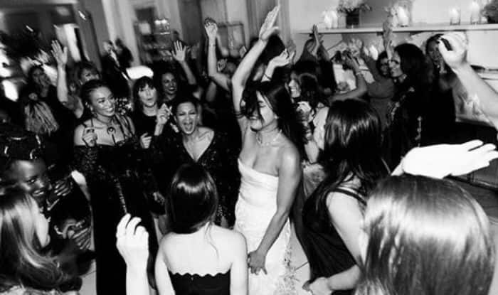 Priyanka Chopra Dances Her Heart Out With Mommy Madhu Chopra And Nick ...