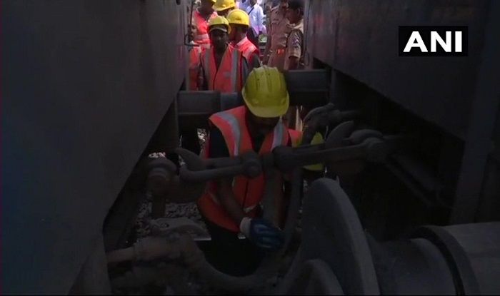 UP: Coach of Kathgodam-Howrah Express Derails Near Domingarh Station in ...